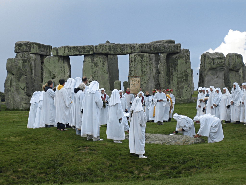 Druids_celebrating_at_Stonehenge_0 – Le Cortecs